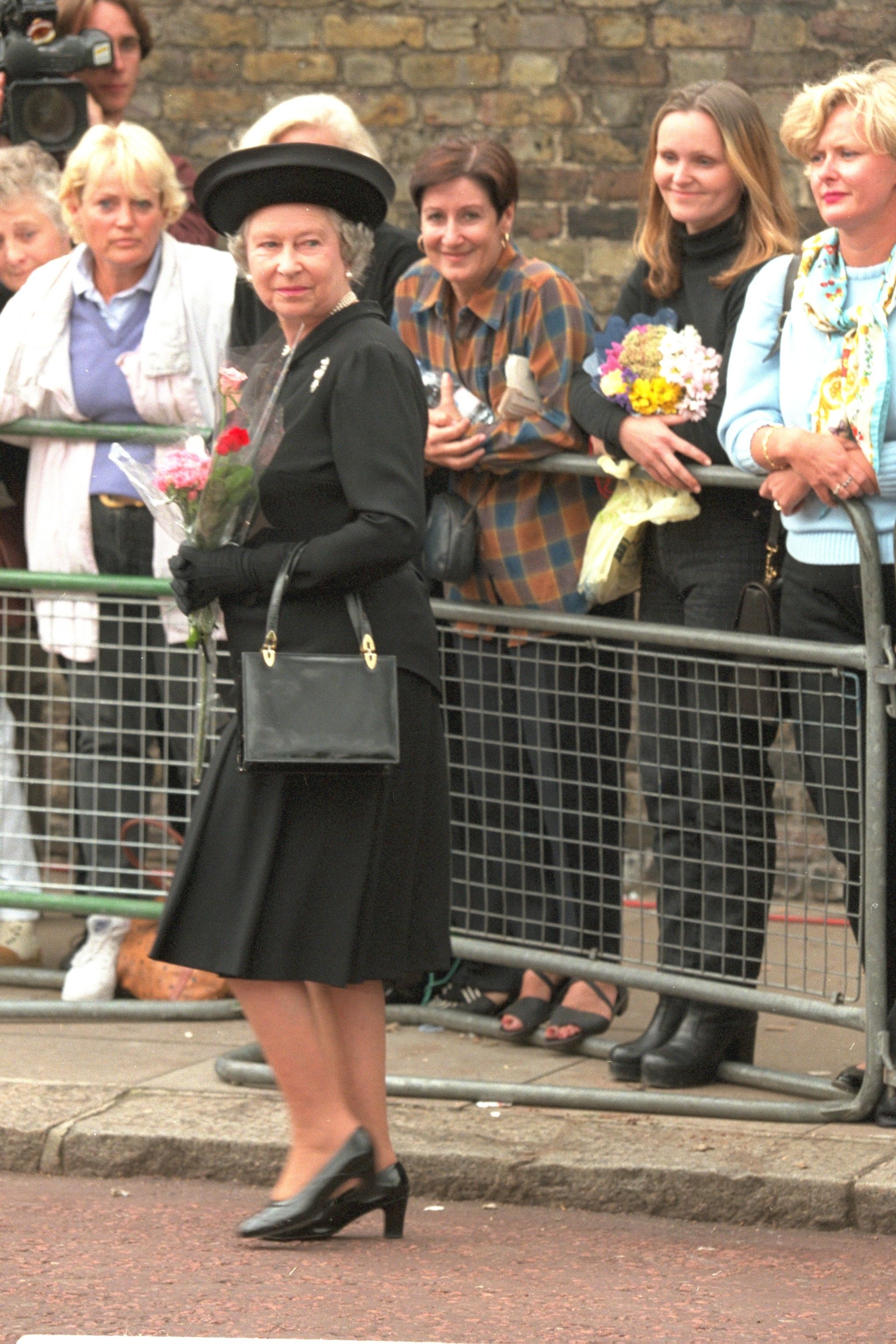 Queen Elizabeth II 'moved' by little girl's gesture amid 'unpleasant ...
