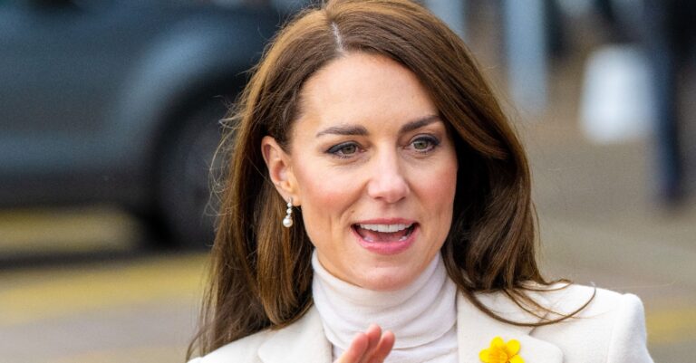 Kate Middleton 'radiant' in red suit for Windsor Castle reception for ...